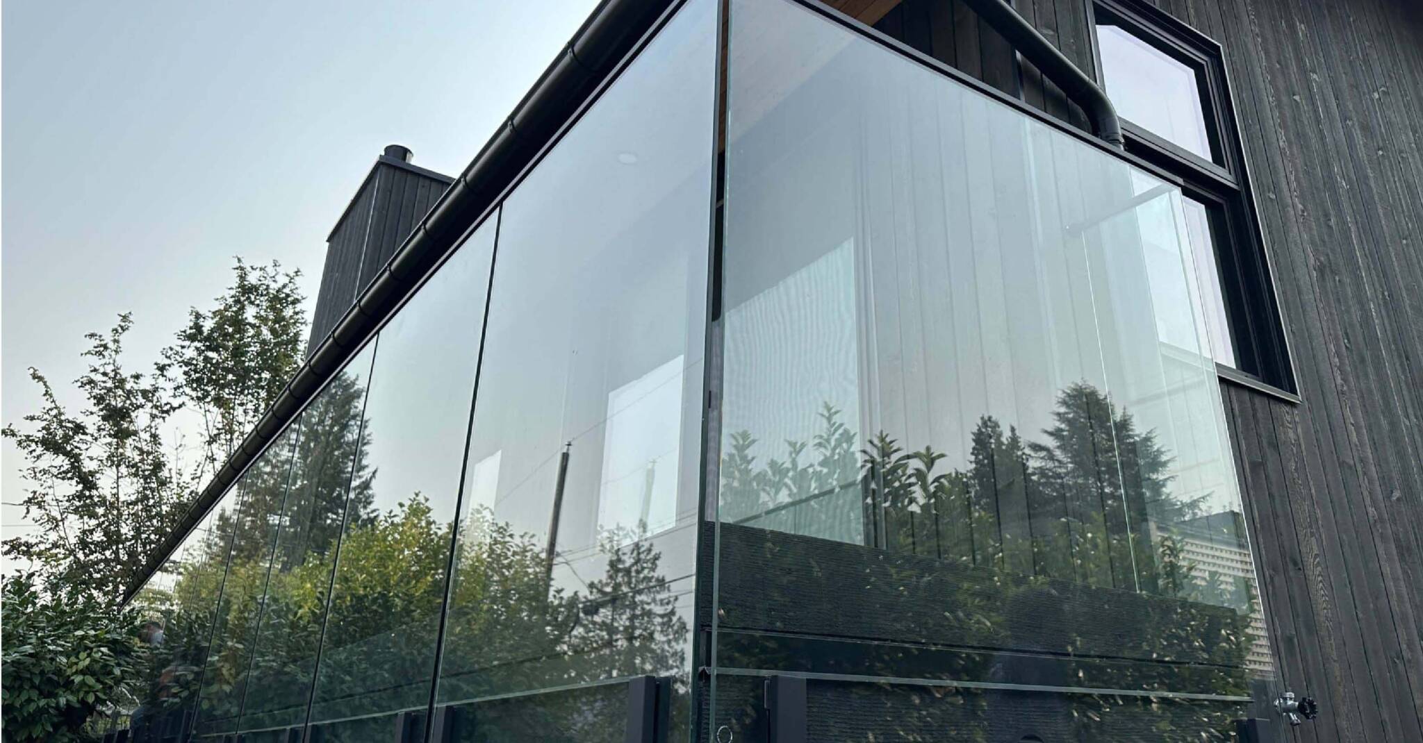 15 Modern Glass Railing Designs for Balconies in 2024