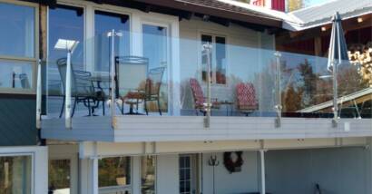 15 Modern Glass Railing Designs for Balconies in 2024