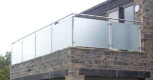 15 Modern Glass Railing Designs for Balconies in 2024