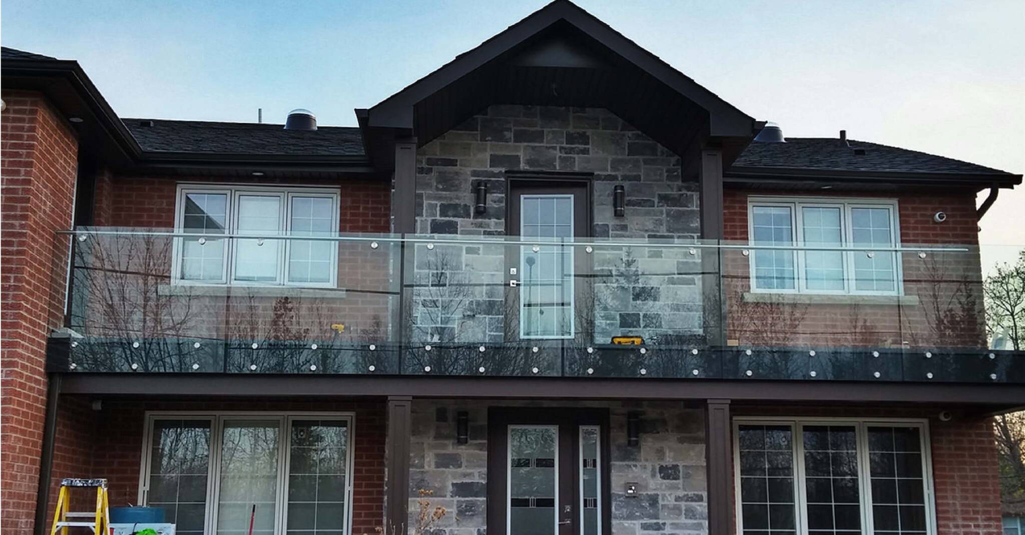 15 Modern Glass Railing Designs for Balconies in 2024